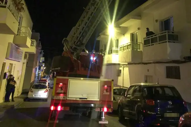 Los bomberos recuperan el cuerpo sin vida de un hombre con sobrepeso Los bomberos recuperan el cuerpo sin vida de un hombre con sobrepeso