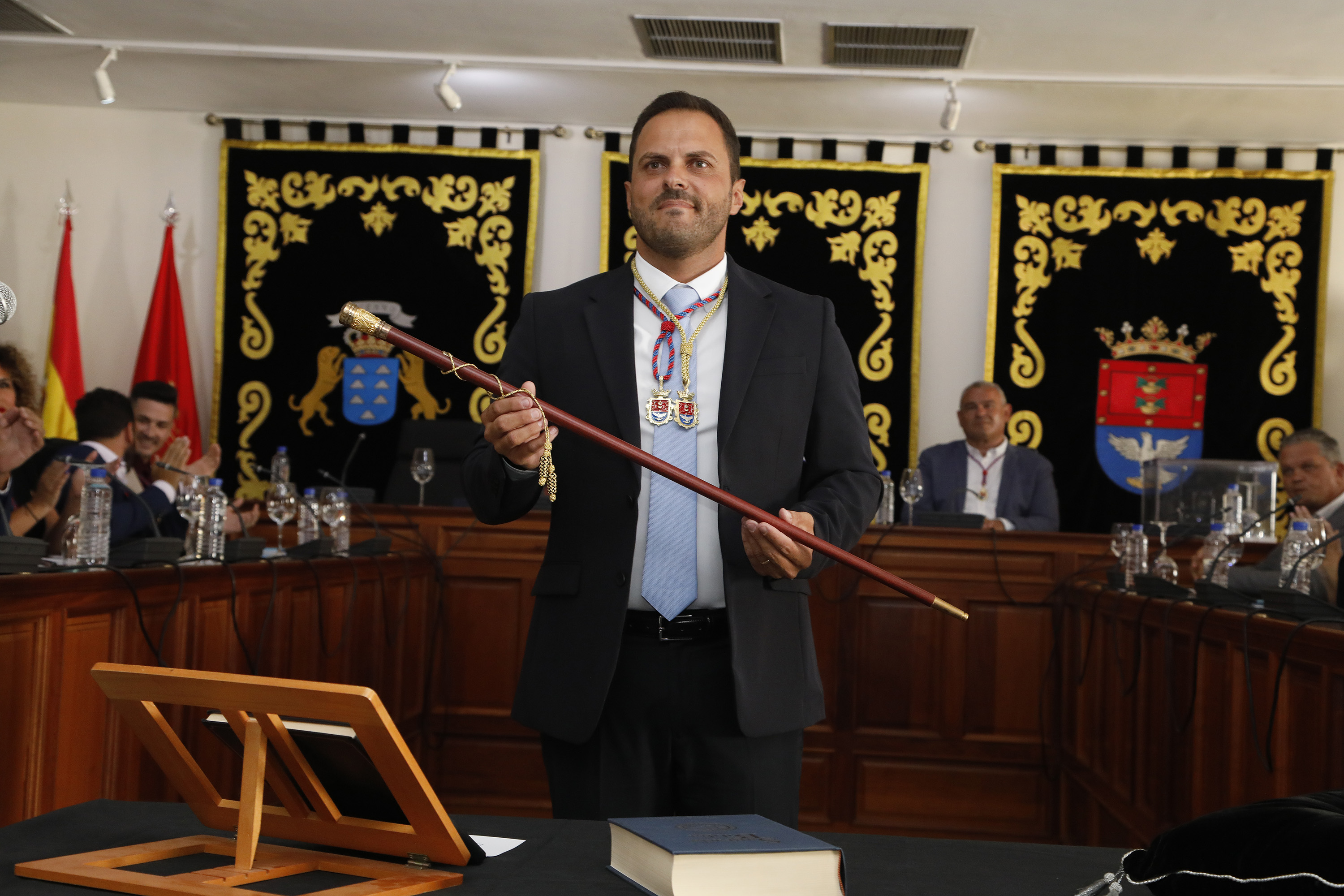 El popular Yonathan de León es investido nuevo alcalde de Arrecife